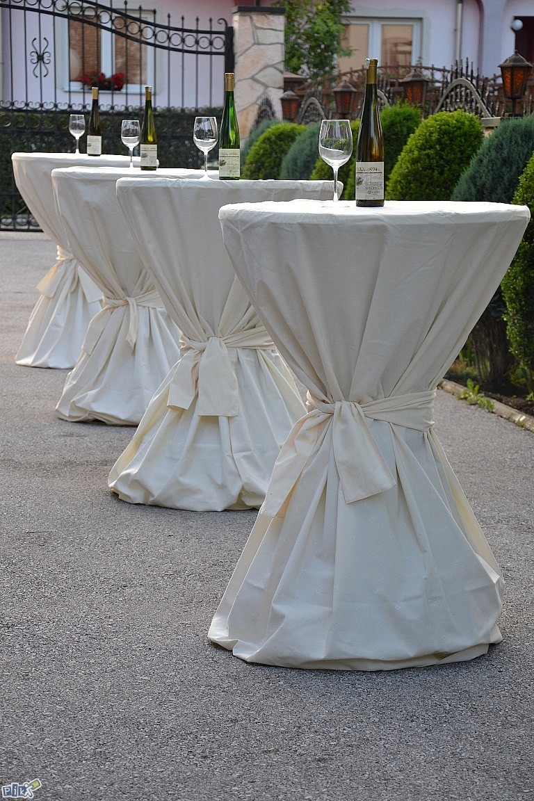 Iznajmljivanje svecani visoki stolovi - Tende terase i šatori - OLX.ba