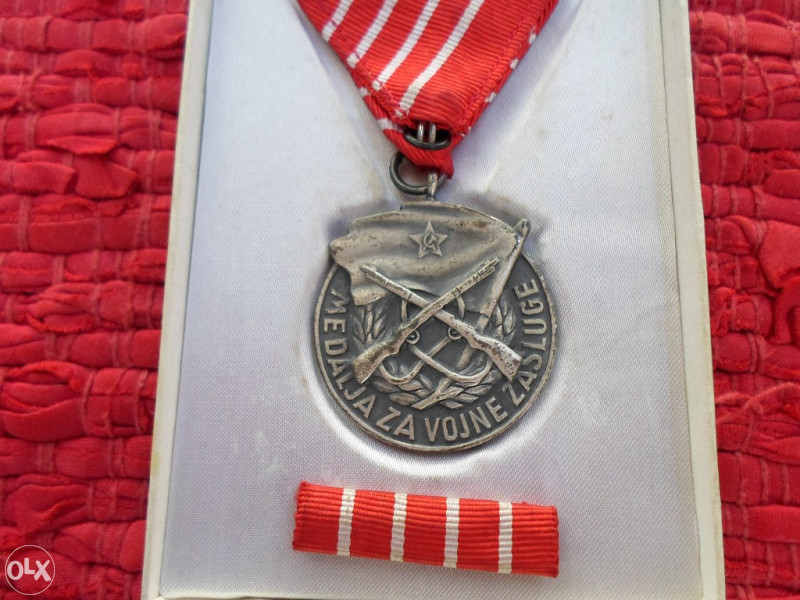 medalja za vojne zasluge-u kutiji sa zamenicom - Medalje i ordeni - OLX.ba